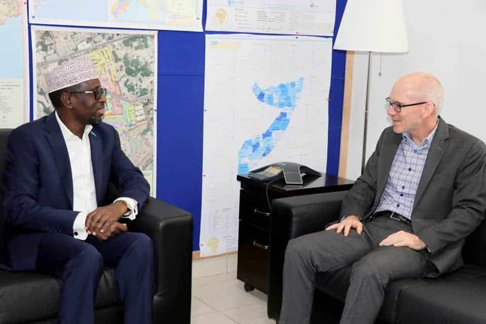SAWIRO:-Sheekh Shariif oo la kulmay Wakiilka QM ee Somalia - Radio ...