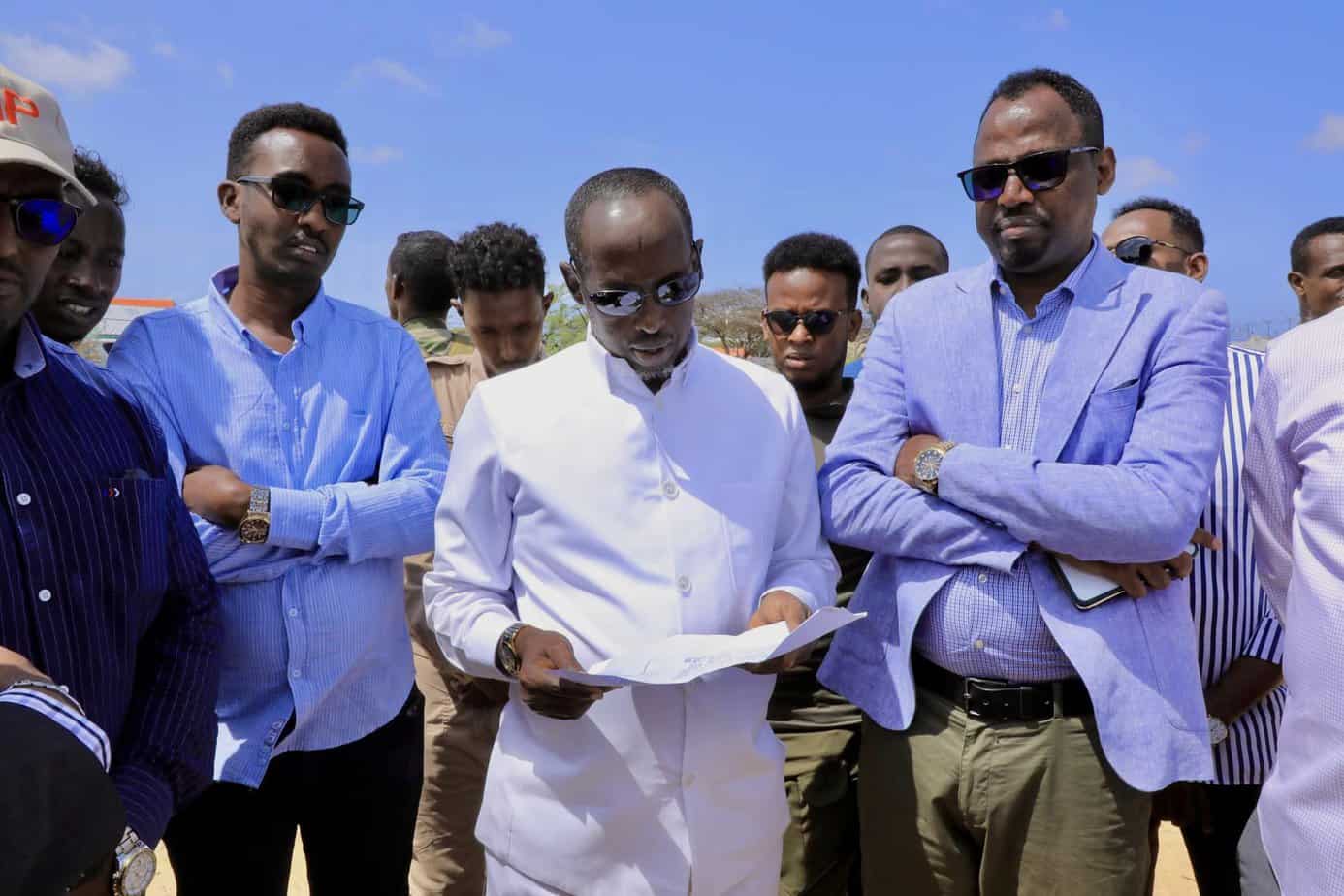 Duqa Muqdisho oo ku baxay cabashadii kasoo yeertay Khabuuraha Macalin ...