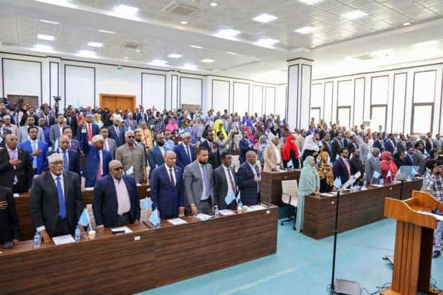 Xildhibaanada labada Aqal oo maanta ka doodaya wax ka bedelka Dastuurka ...