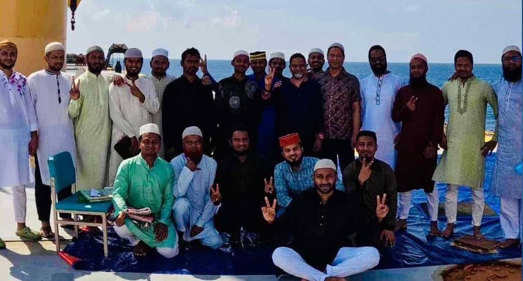 shaqaale Markab iyo Buracd badeed oo hal meel ku tukaday Salaada Ciida ...