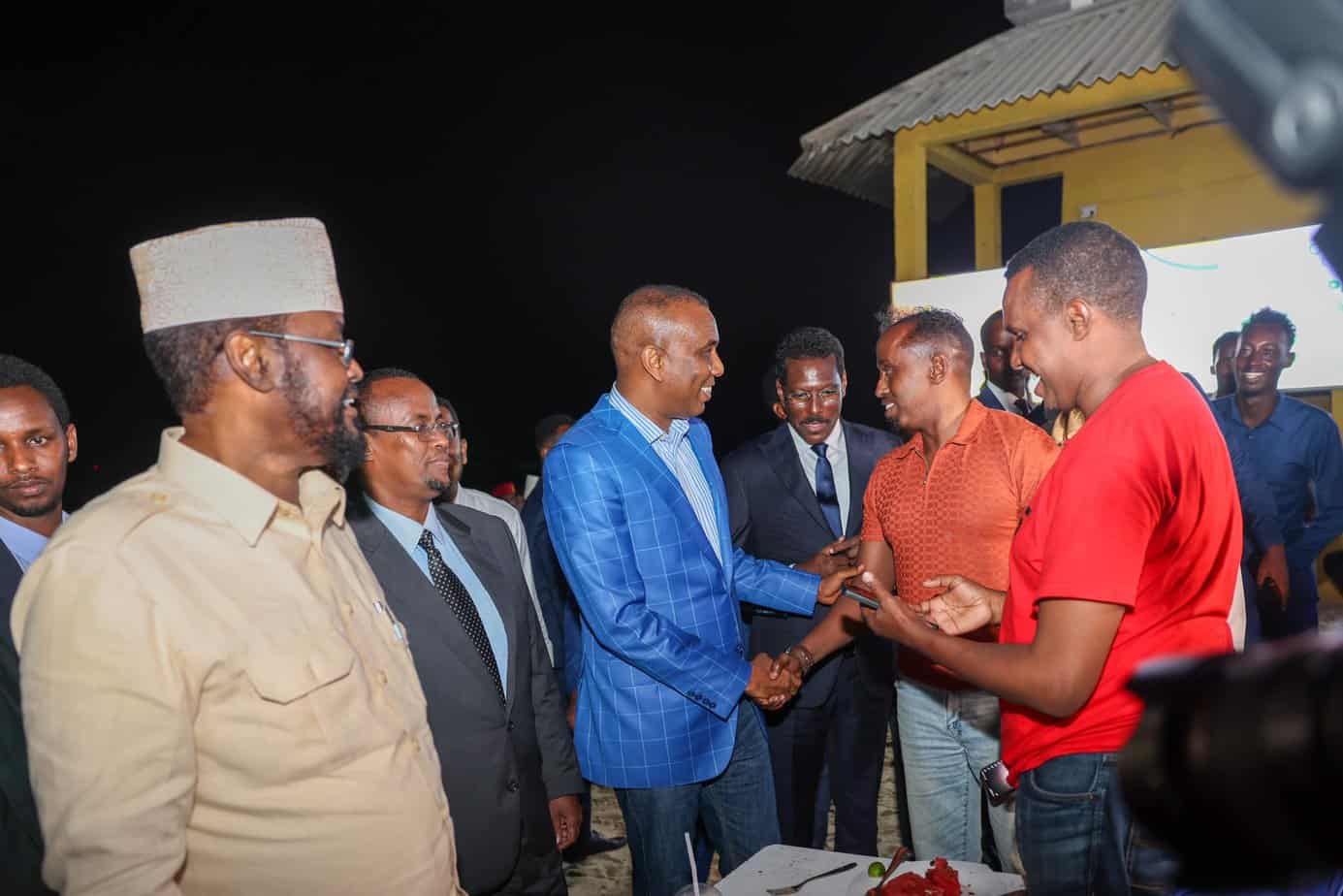 Ra'iisal Wasaare Xamse oo Waqti la qaatay shacab ku damaashaadeeyay ...