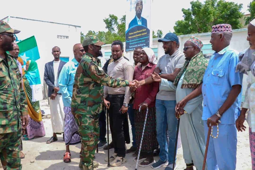 Madaxweyne Axmed Madoobe oo kulamo looga hadlayo la dagaalanka ...
