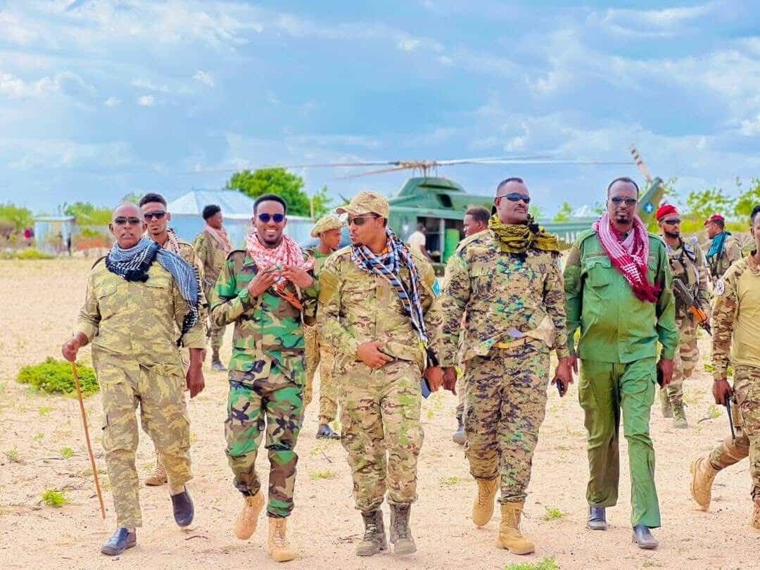 Taliyaha ciidanka Dhulka Sahal iyo saraakiil ciidan oo gaaray degmada ...